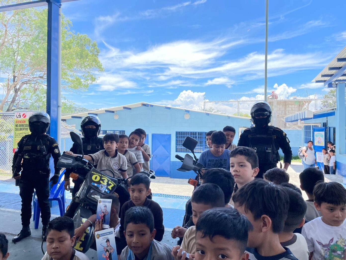 En feria escolar se informa sobre el peligro de las pandillas ...