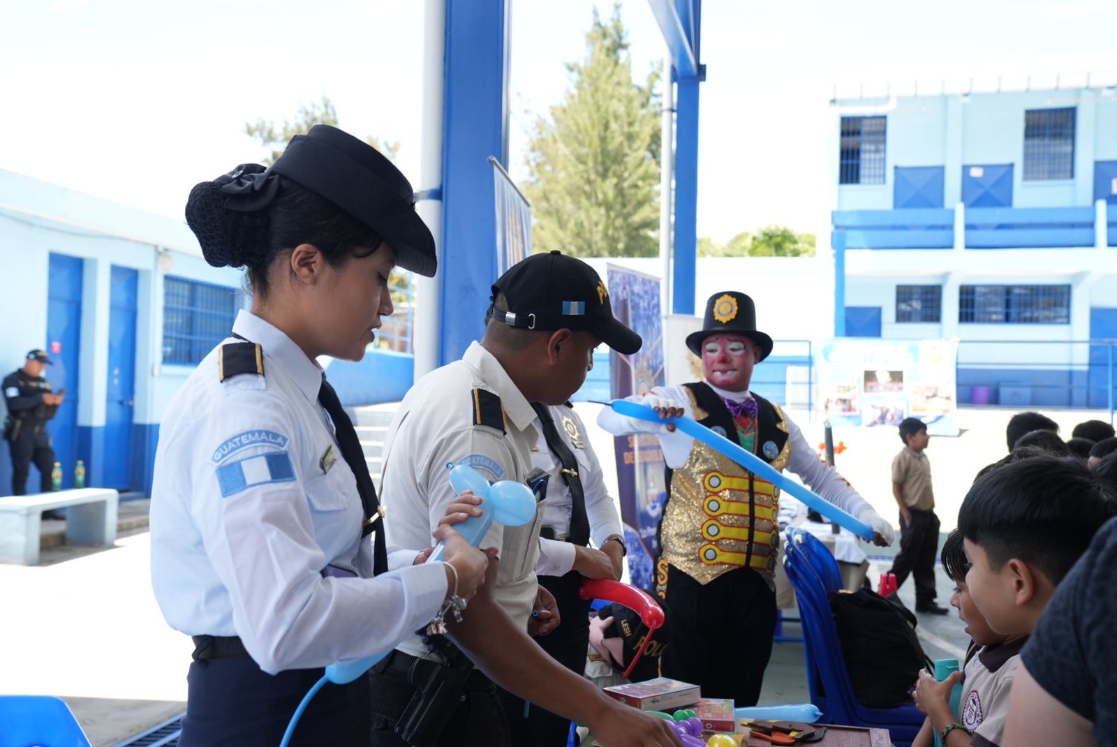 En feria escolar se informa sobre el peligro de las pandillas ...